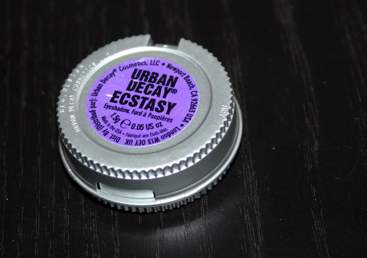 Les fards Goddess et Ecstasy de chez Urban Decay, un bleu nuit et un ...