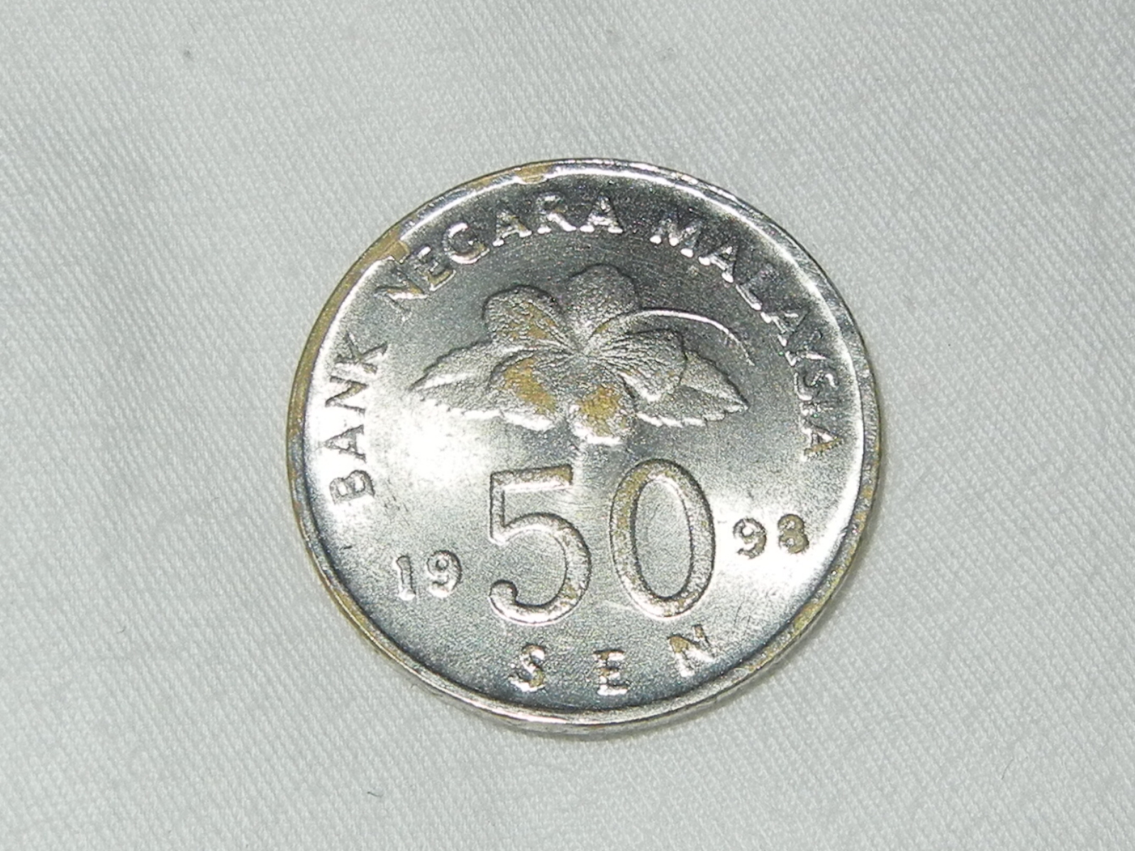 GELIGA KINABALU: DUIT SYILING 50 SEN 1998 ALAM BUNIAN ADA WARNA KEEMASAN