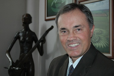 Entrevista Sixto Paz Wells: EL GRÁFICO. COLUMNA "ENIGMAS". OVNIs ...