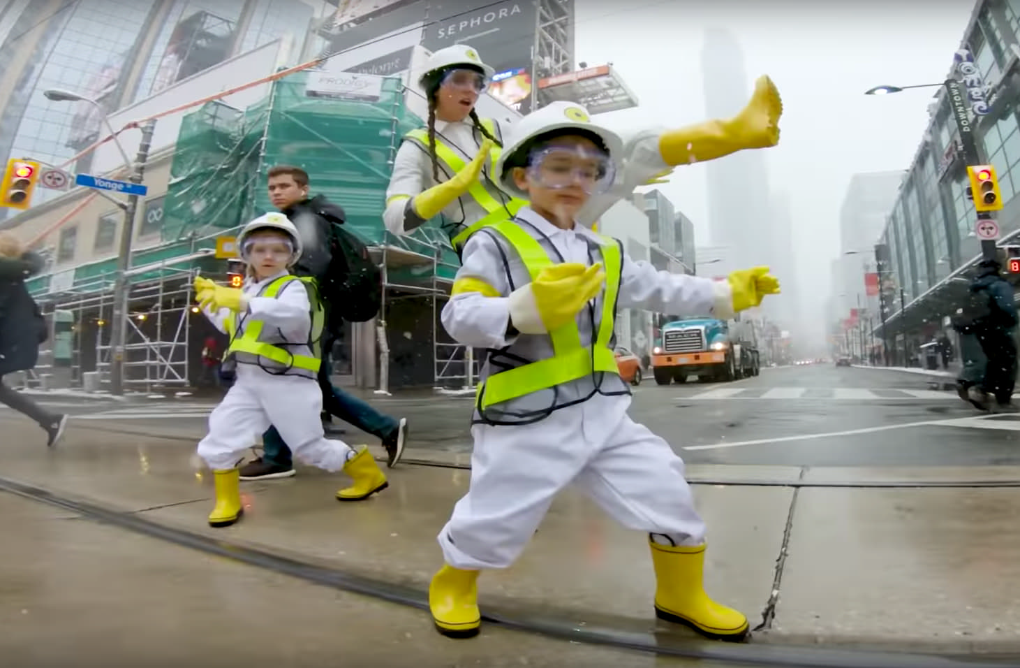 Die wohl Beste Hommage an das ikonische Beastie Boys Video ...