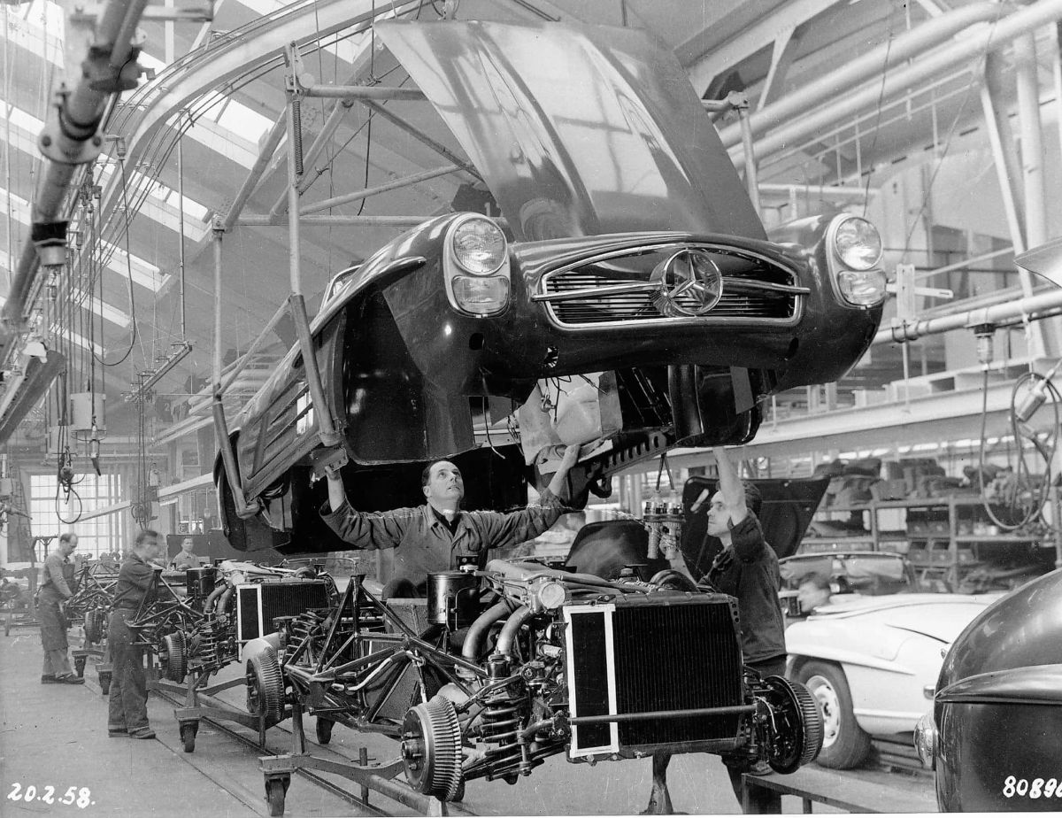 Assembly Mercedes-Benz 190 SL, February 1958 | Vintage News Daily