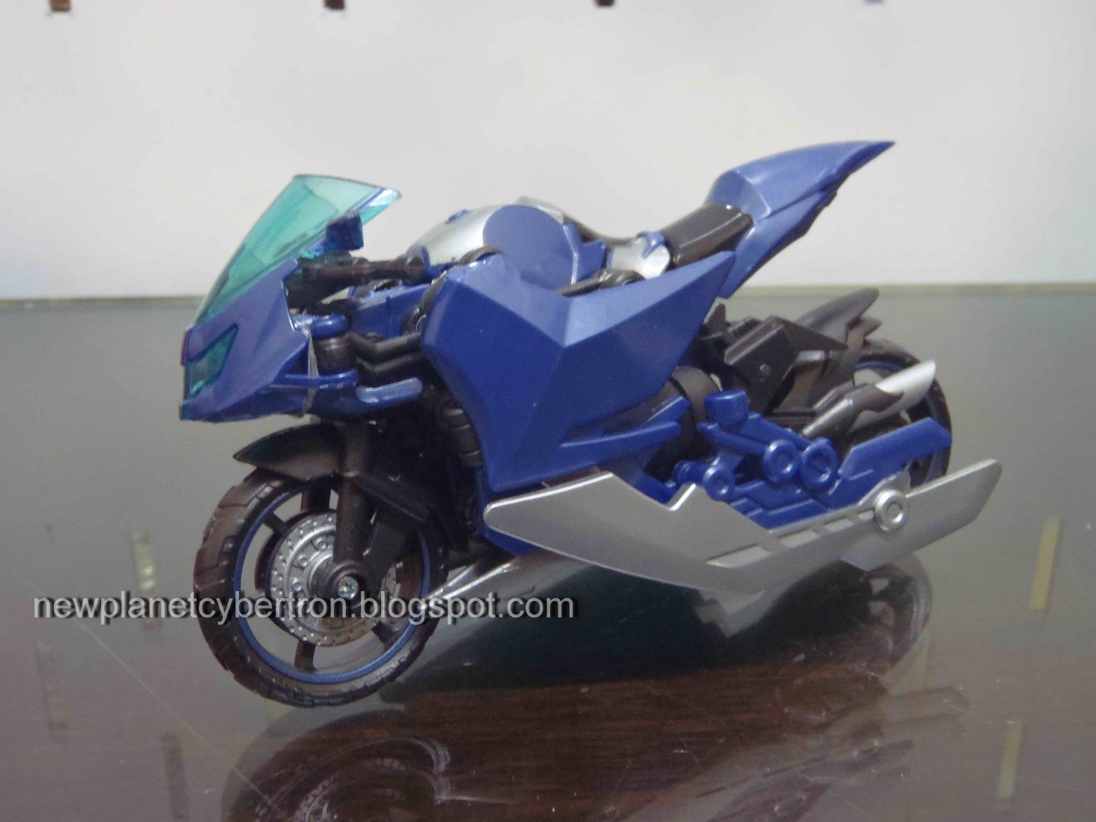 New Planet Cybertron: Transformers Review –Arcee (Prime Deluxe)