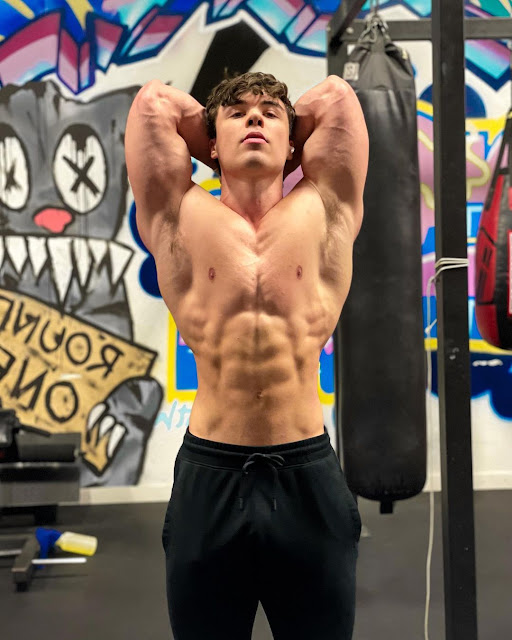 YOUNG BODYBUILDER – Lexx Little – Monday XYZ