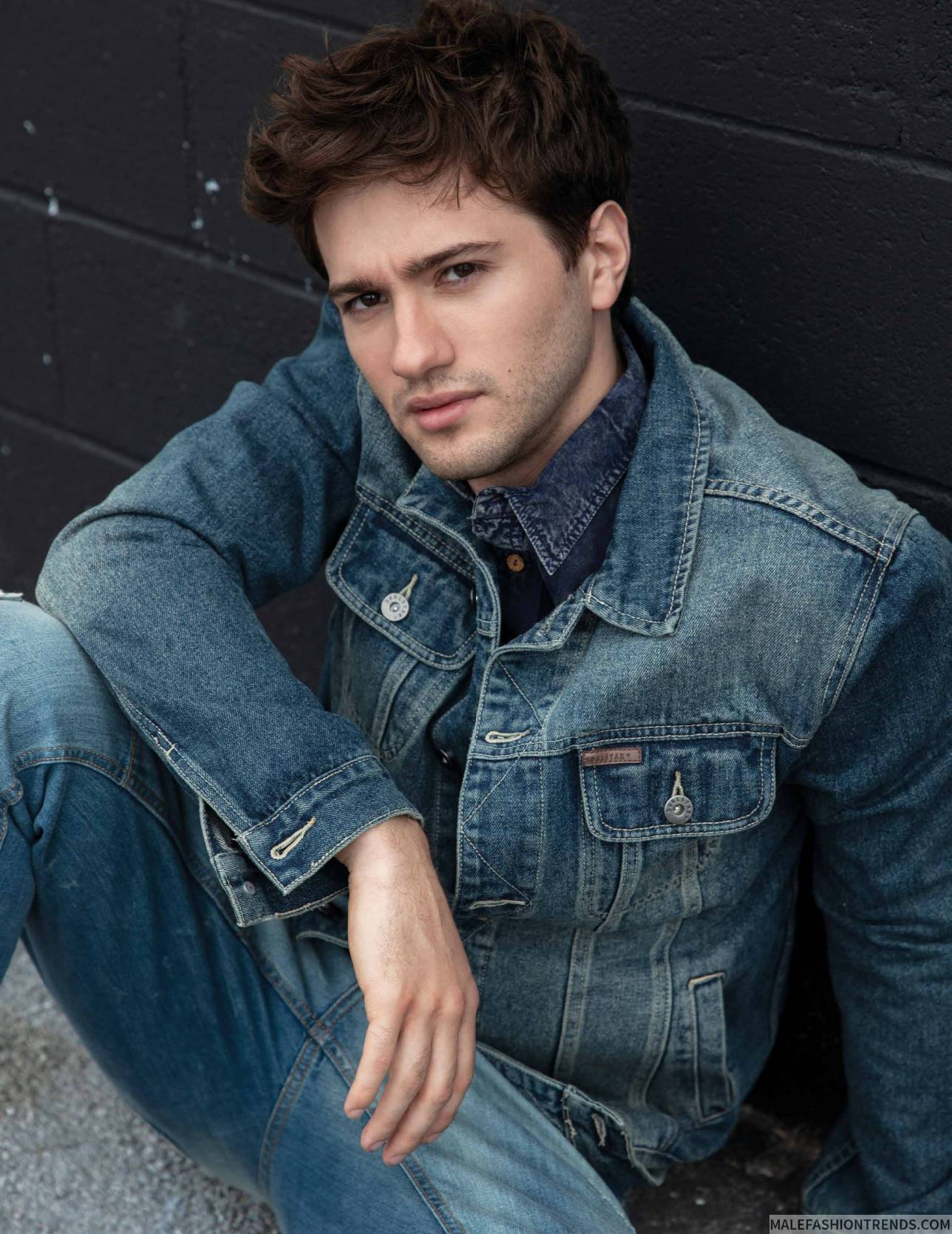 Alex Fitzalan para DA MAN Magazine en fotos de Mitchell Nguyen McCormack