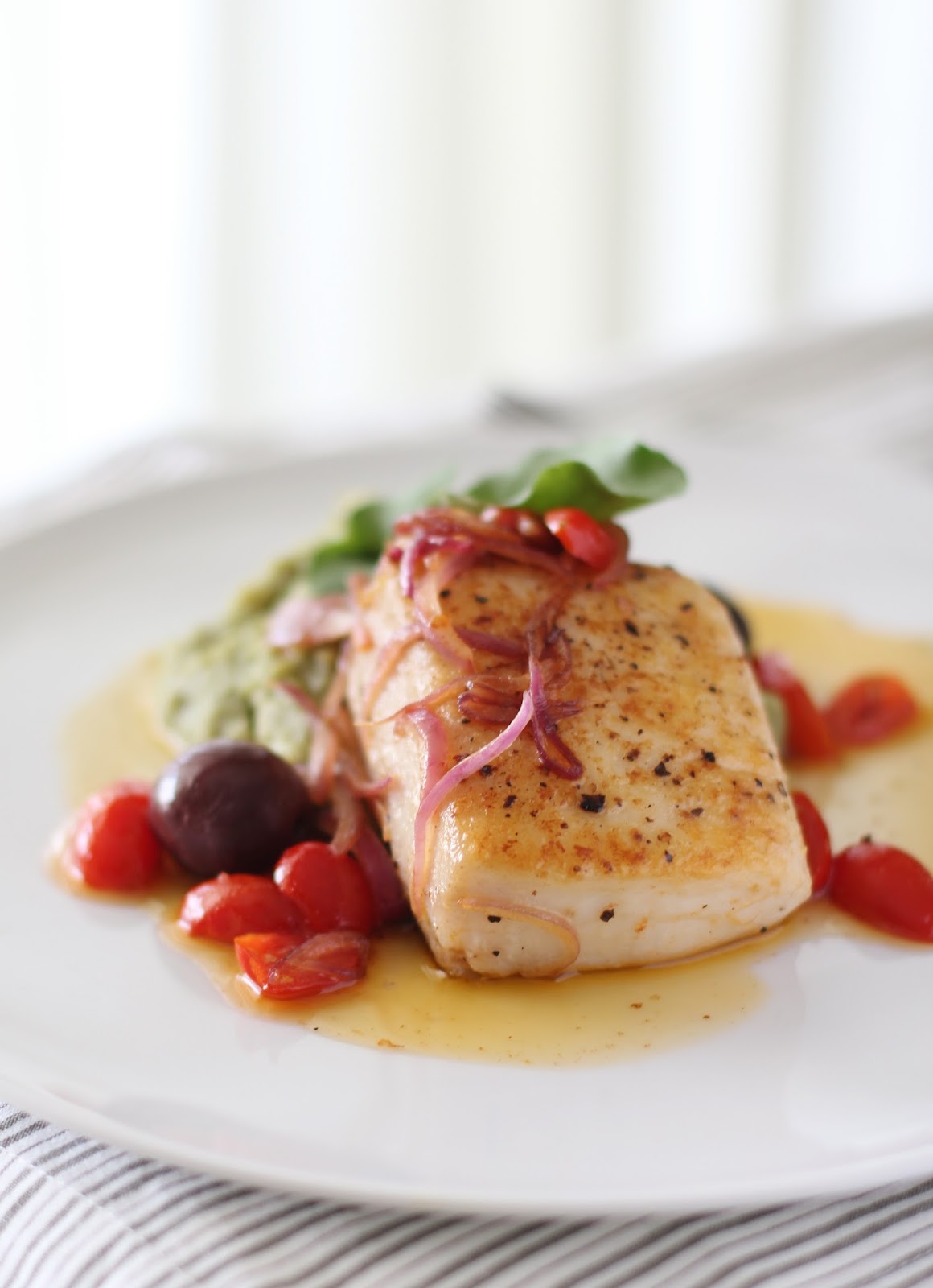 Filé de peixe com purê de batata-doce com manjericão