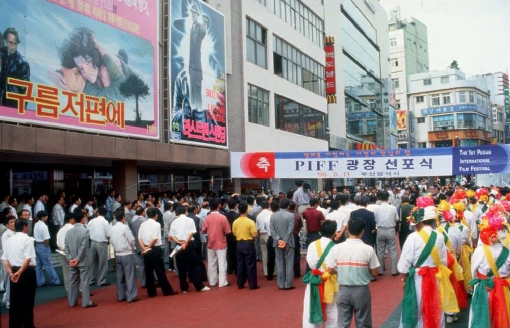 50 Candid Photographs That Capture Street Scenes of South Korea From ...