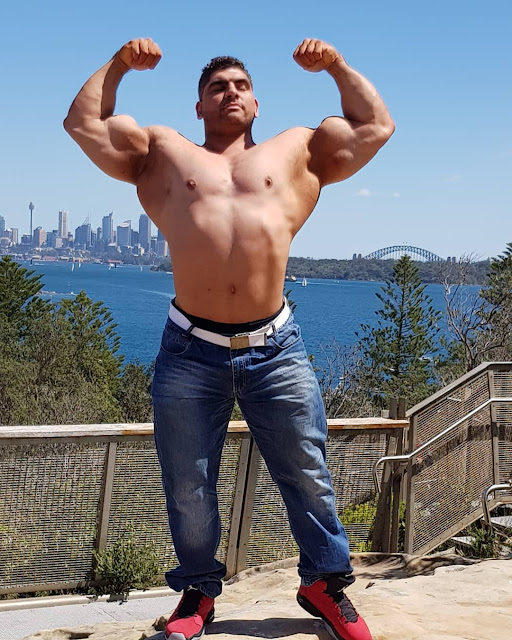 Muscle Lover: Greek-Australian bodybuilder Chris Kavvalos