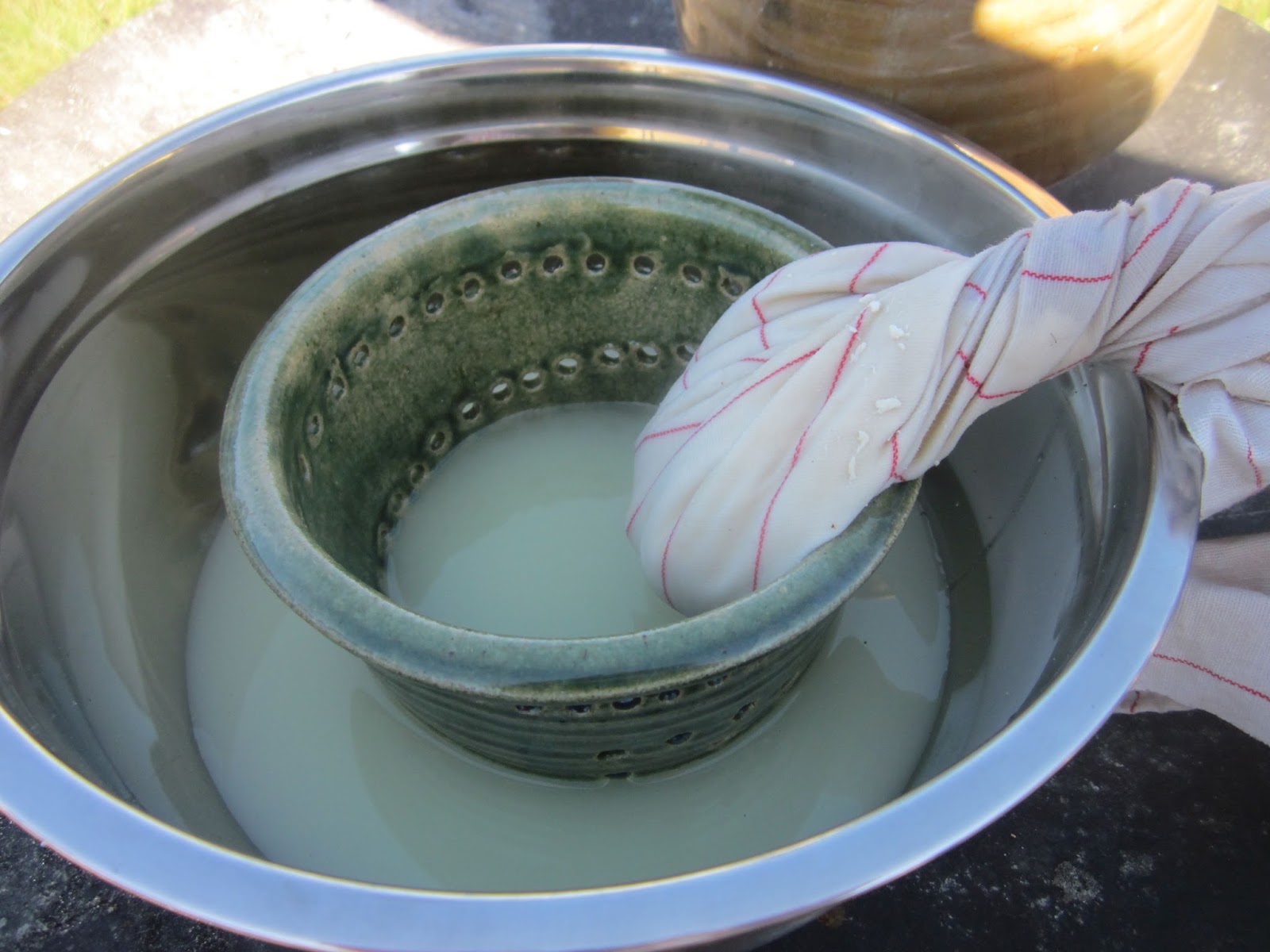 Chez Vorax -- Experiments in cooking: Lemon curdled cheese over the fire