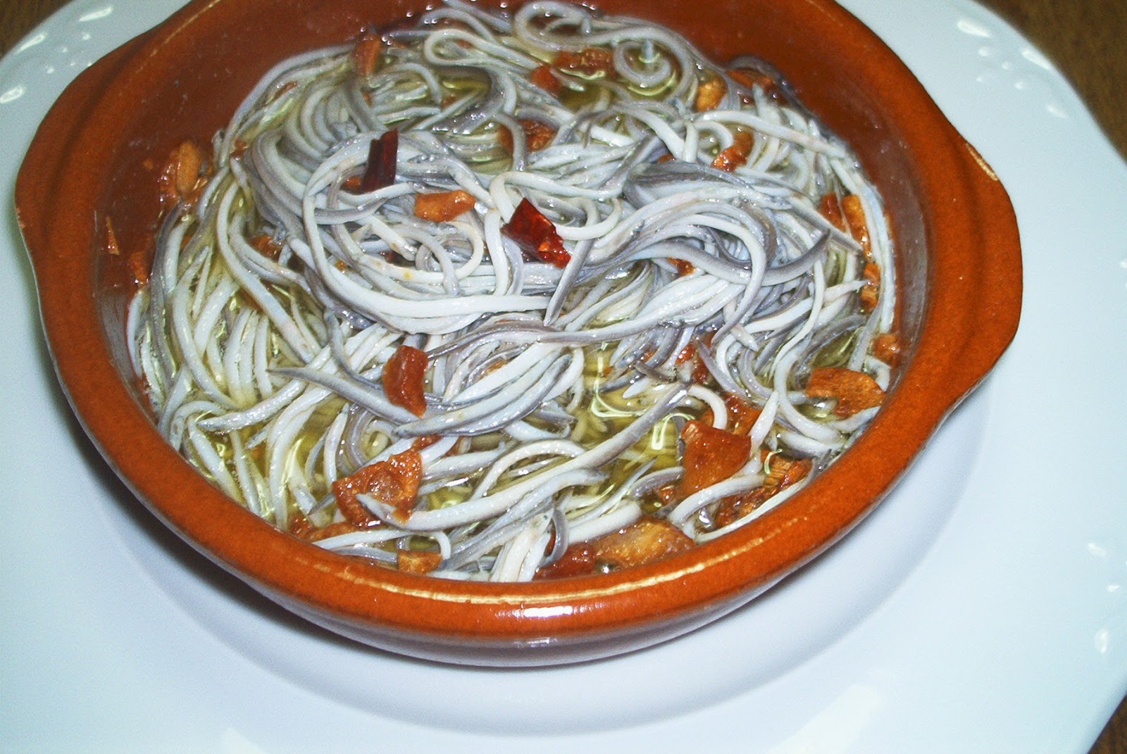 El rincón de Mundín: ANGULAS AL AJILLO O PIL-PIL