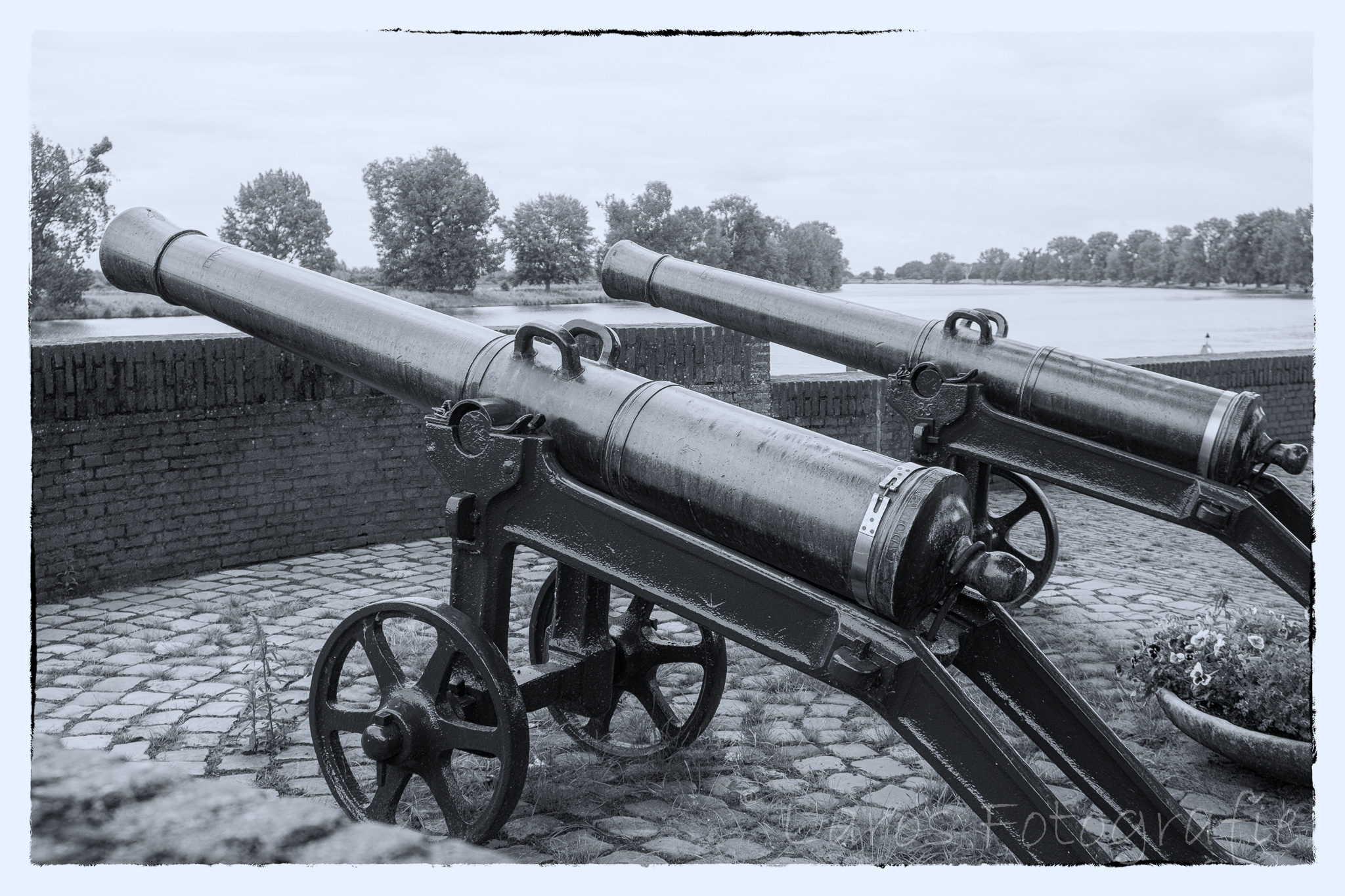 WL / Tekst + Fotografie: Kanonnen aan de Maas