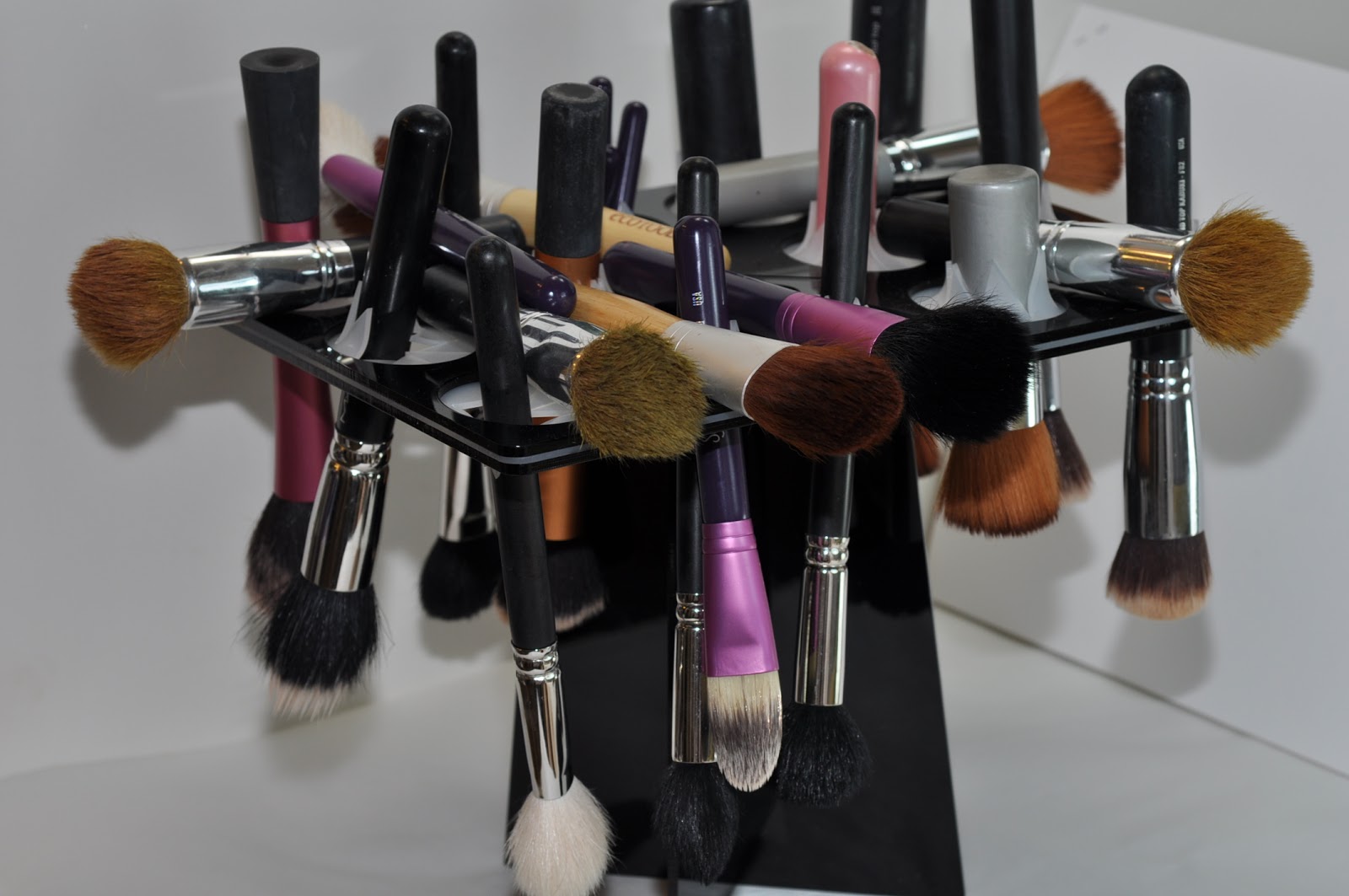Benjabelle Makeup Brush Tree Review - The Shades Of U