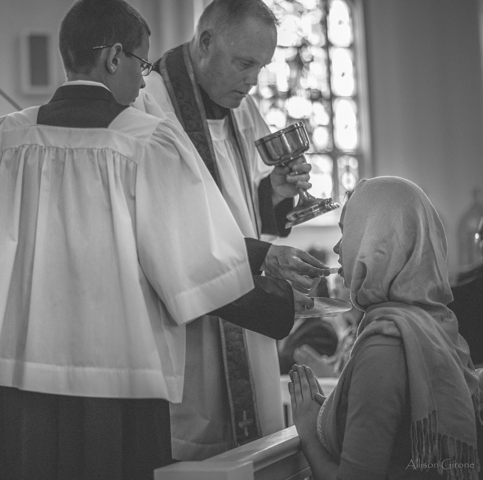 New Liturgical Movement: Communion on the Tongue: Episcopal Oversight ...
