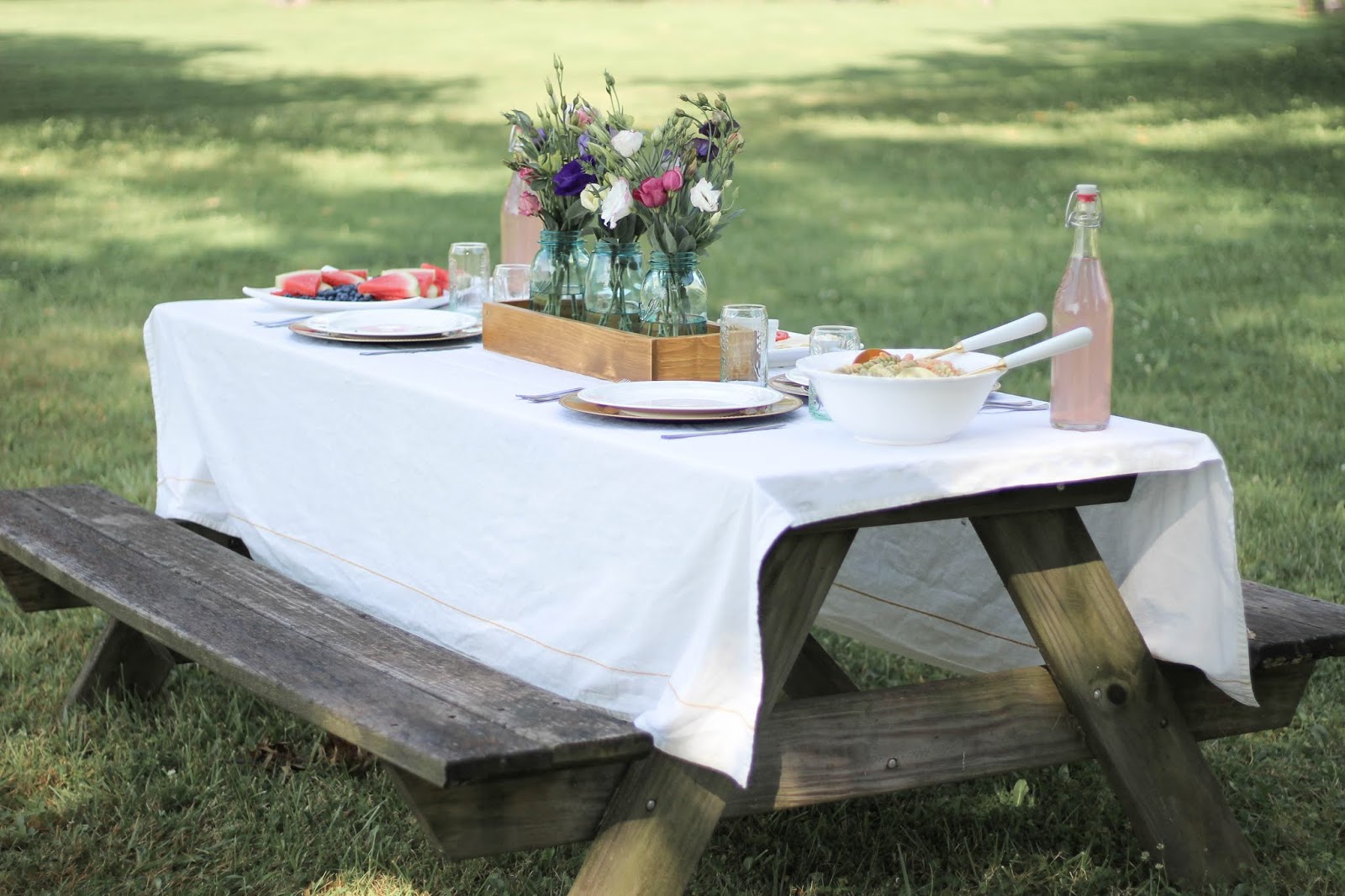 STYLED SUMMER PICNIC TABLESCAPE + ESSENTIALS | A Classy Fashionista