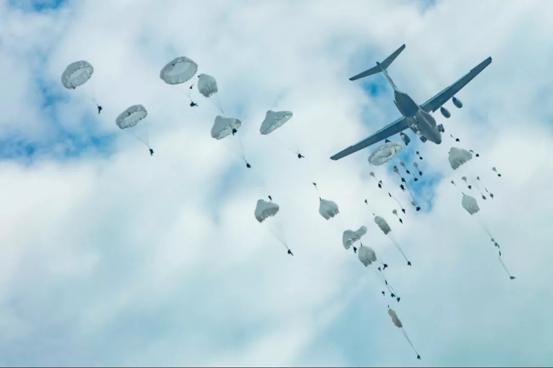 China Defense Blog: Pics of that 1000-airborne drop.