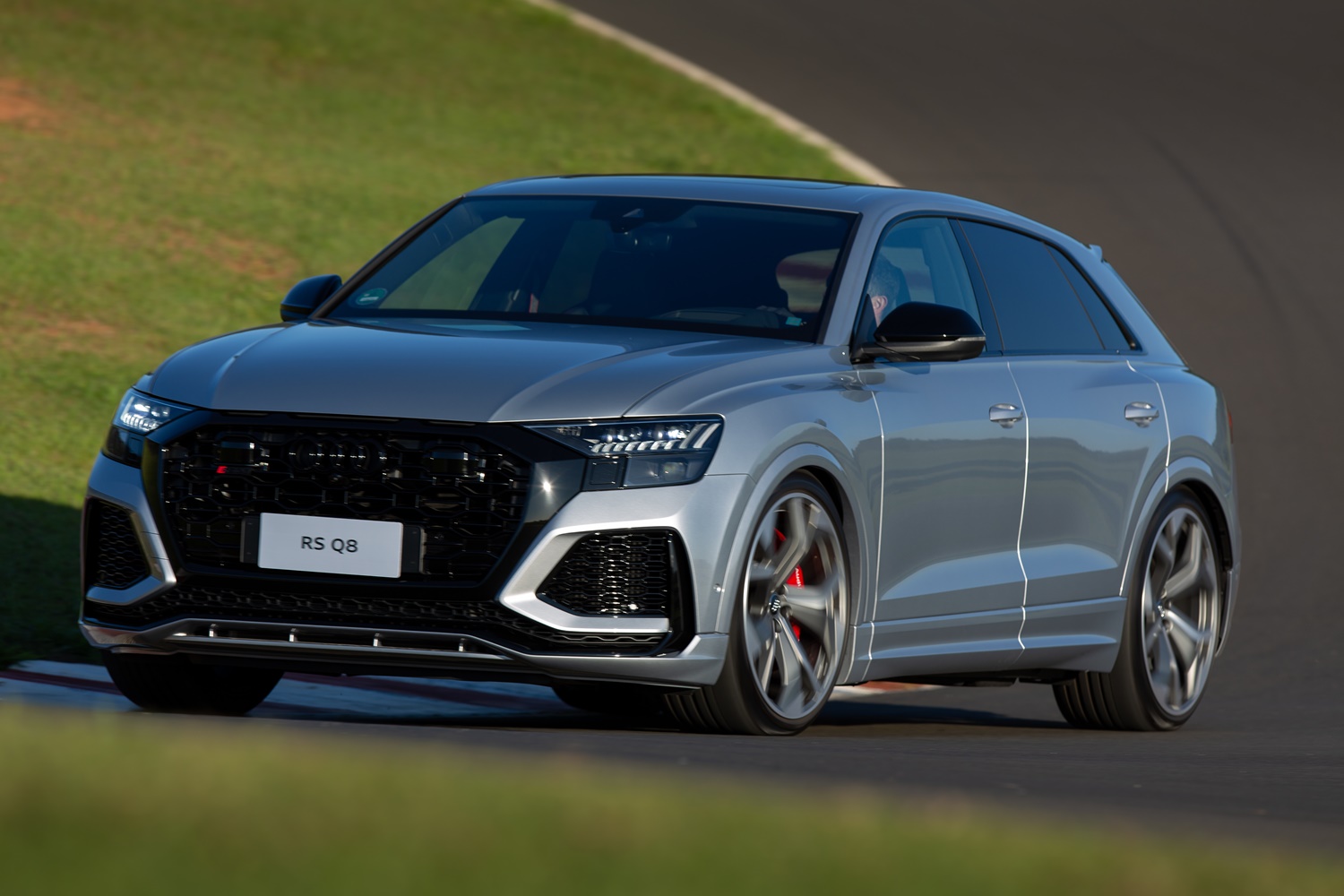 Audi lança oficialmente as versões RS7 Sportback, RSQ3 e RSQ8 para A7 ...