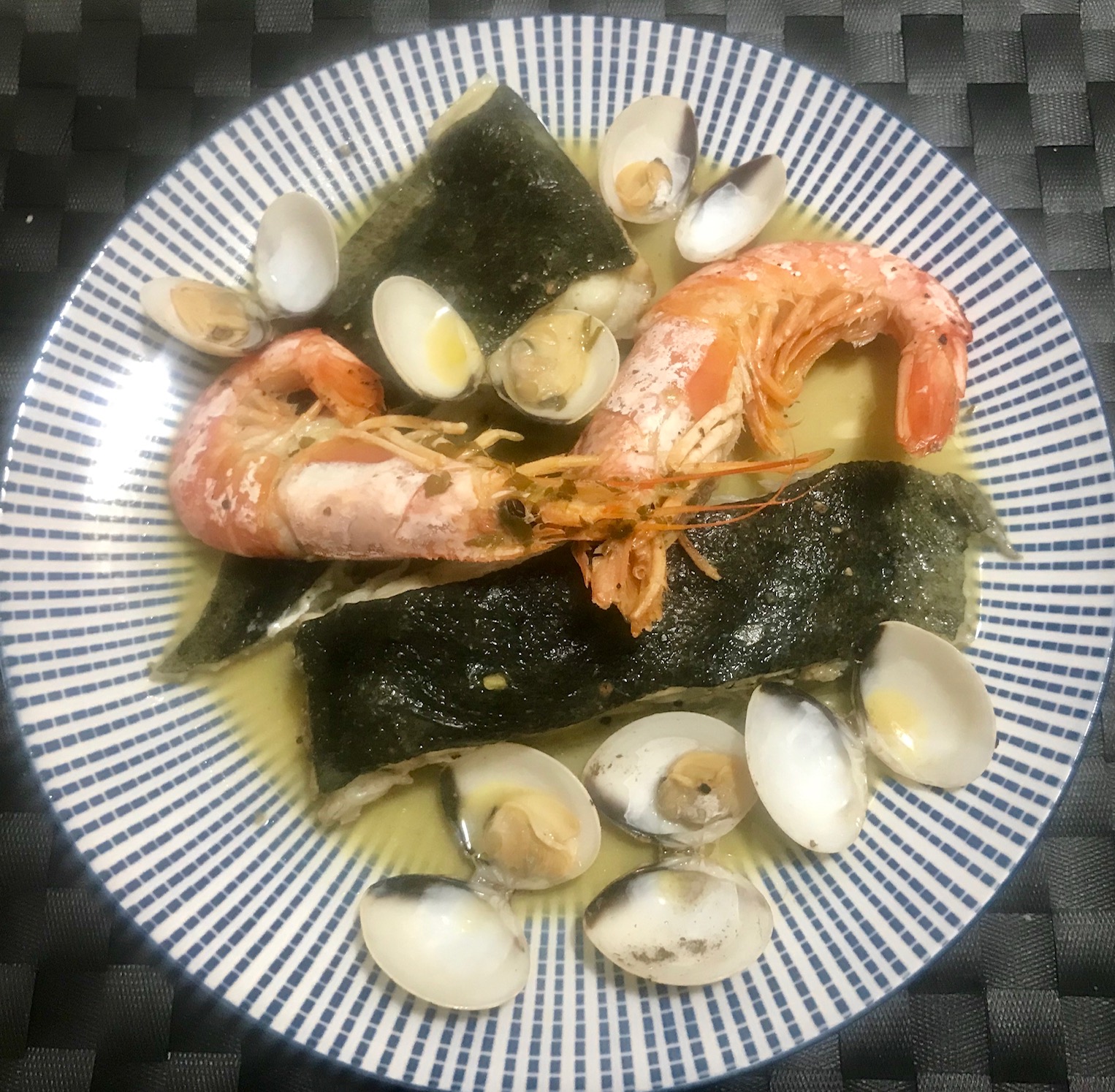 Rodaballo al vapor con almejas y gambas
