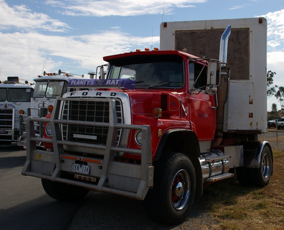 Historic Trucks: Crawlin' the Hume 2016 - Part 2 - Fords and Internationals