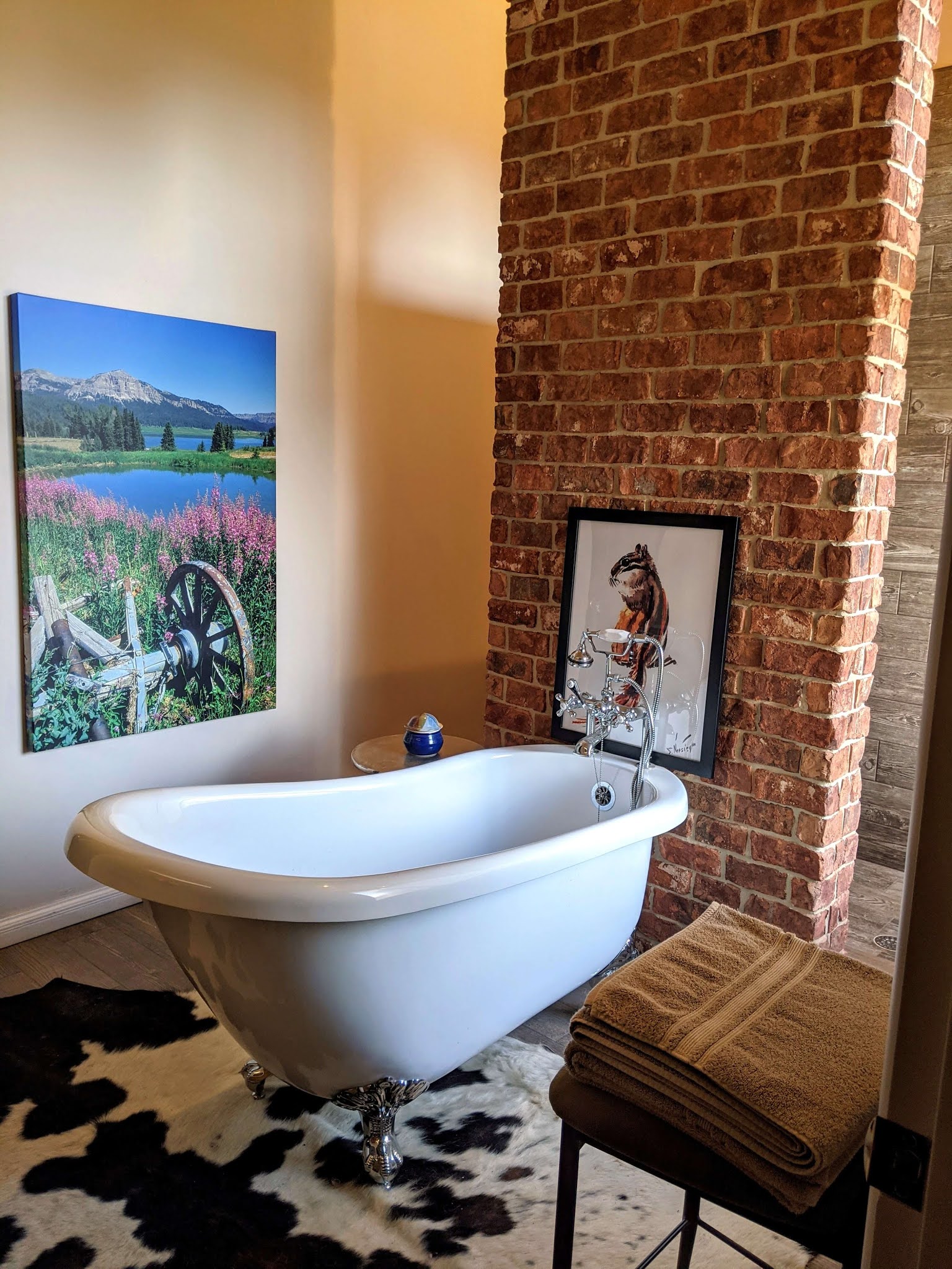 Unique Bathroom Ideas with Paint and Wallpaper