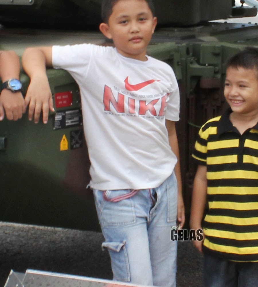 Wak Gelas™: THIS BOBOI LOOKING AT ME WITH HIS FLY OPEN