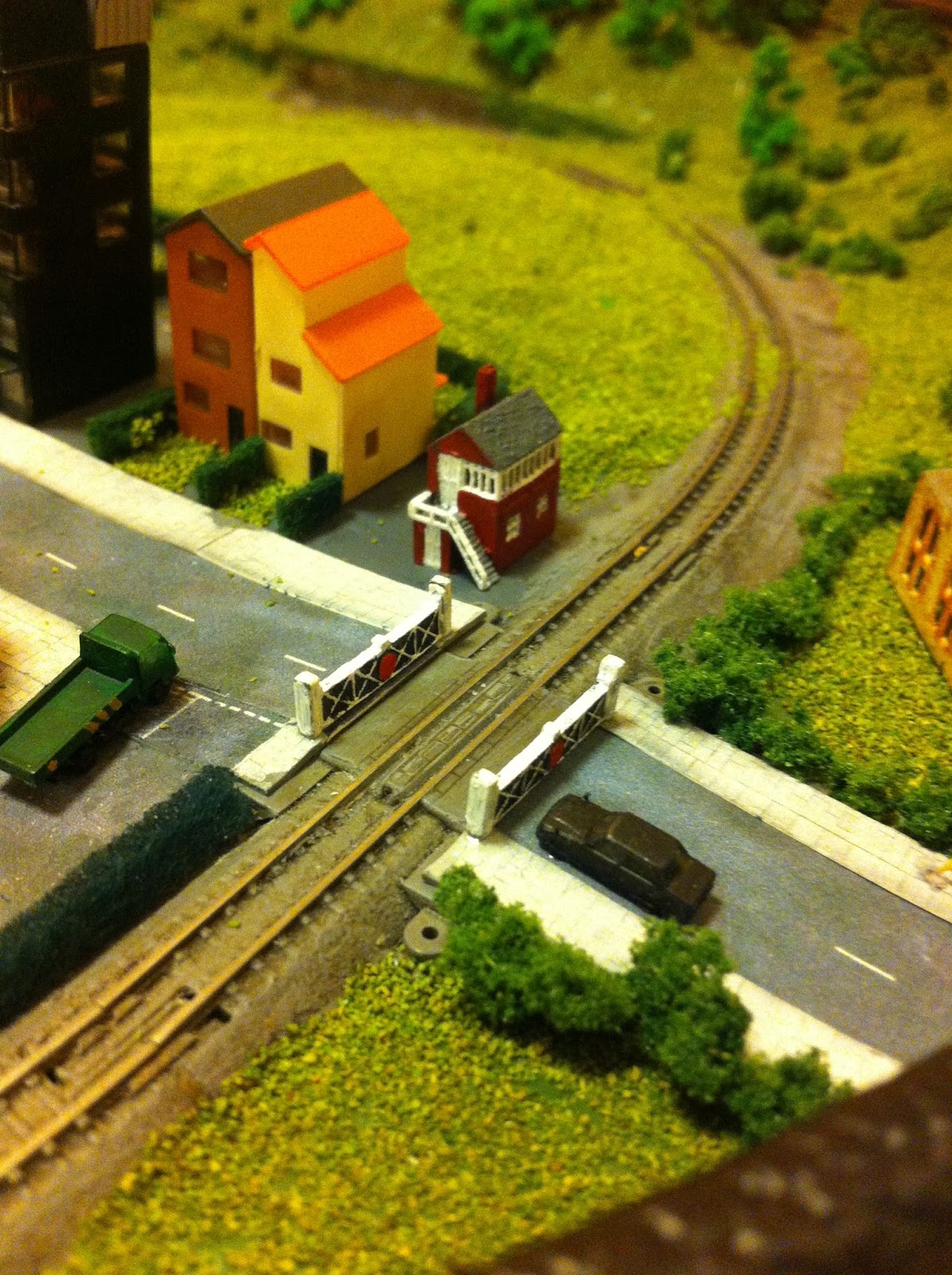 Tiny T-Gauge Trains: Buildings, signal box and crossing gates.
