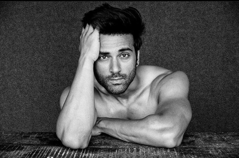 Shirtless Bollywood Men: Pulkit Samrat and his guns: Damn those biceps!