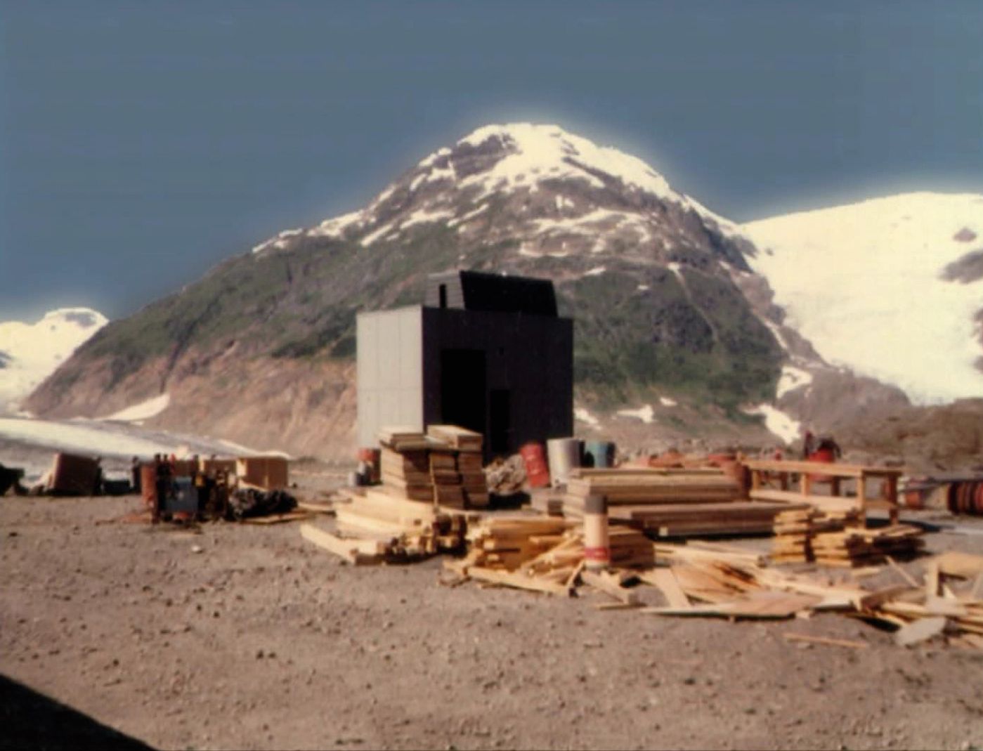 Movie Memorabilia Emporium: The Thing - Location scout and set construction