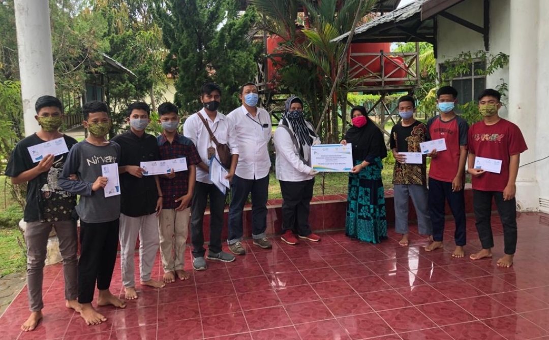 Hari Listrik Nasional, YBM PLN UP3 Ketapang Berbagi Kebahagiaan Bersama Anak Yatim dan Dhuafa ...