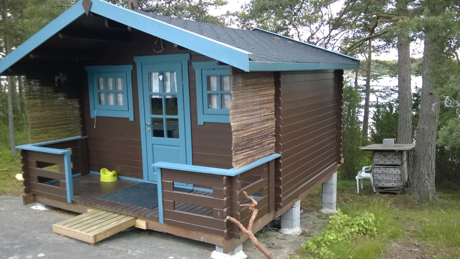 Nikkarointia niemennokassa: Aitan hytti-ikkuna