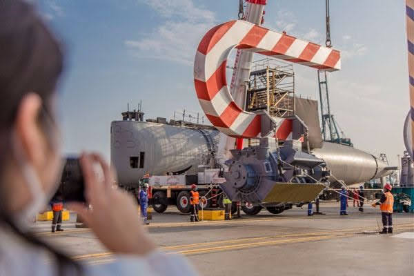 Poderío Militar: Instalan el motor de propulsión del submarino BAP Chipana.