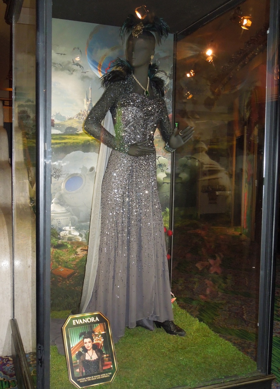 Vestuario de Rachel Weisz como Evanora, la Malvada Bruja del Este, de ...