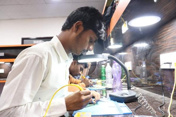 Which one is the best Mobile Repairing Institute in Delhi