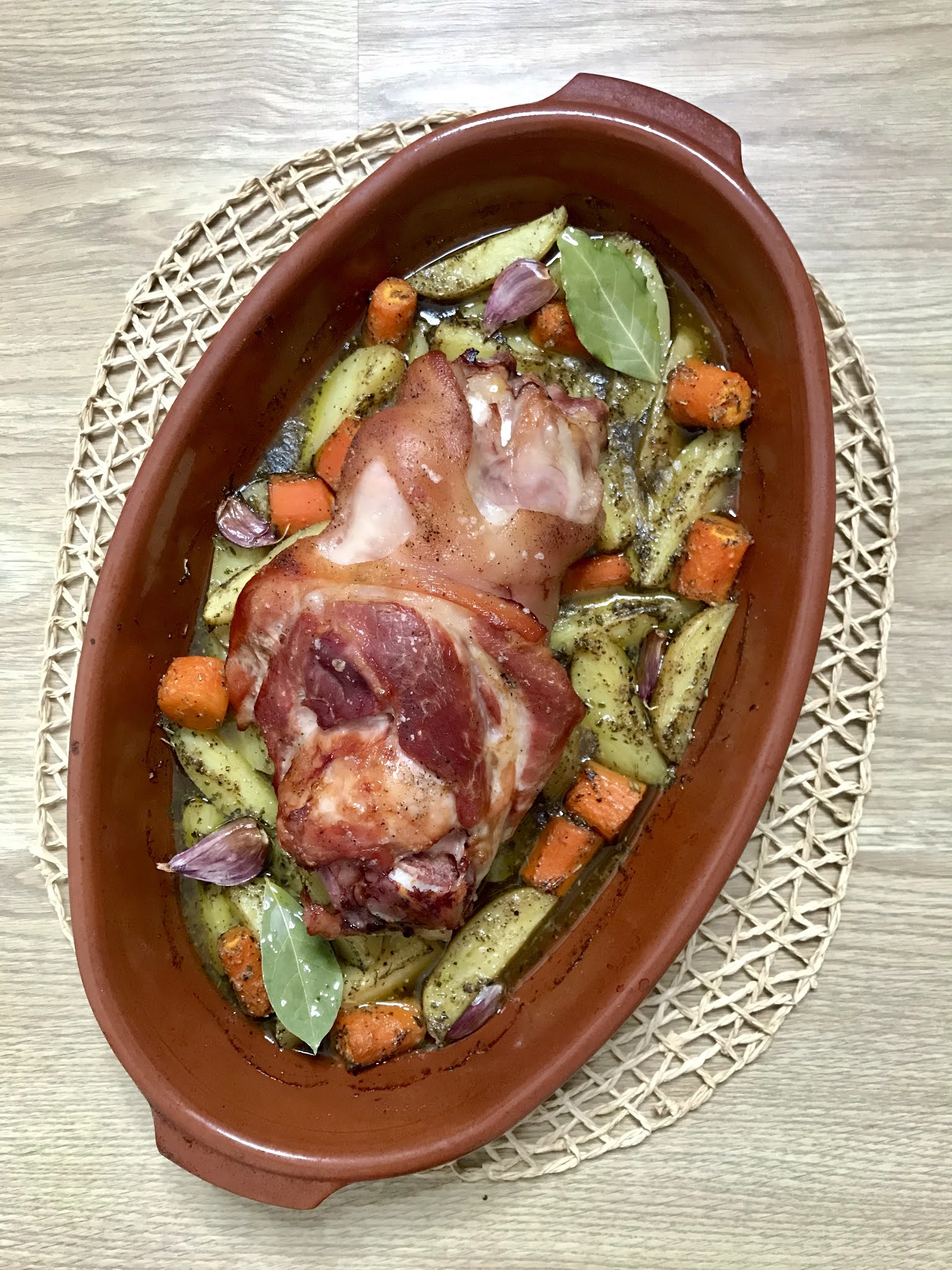 CODILLO ASADO a la CERVEZA con PATATAS