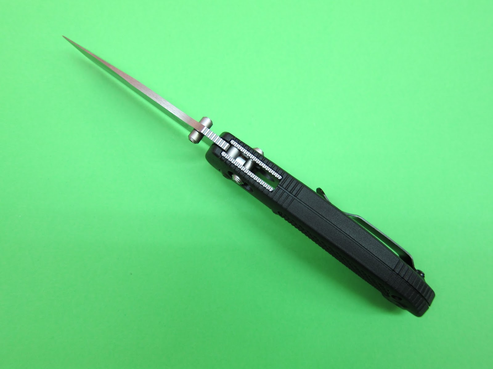 ARMAS BLANCAS 66: - BENCHMADE GRIPTILIAN 553