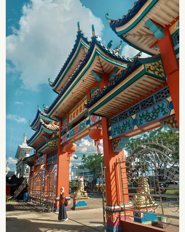 Dua Vihara Terbesar di Pontianak Berdiri Berdampingan - TᖇᗩᐯEᒪEᖇIEᑎ