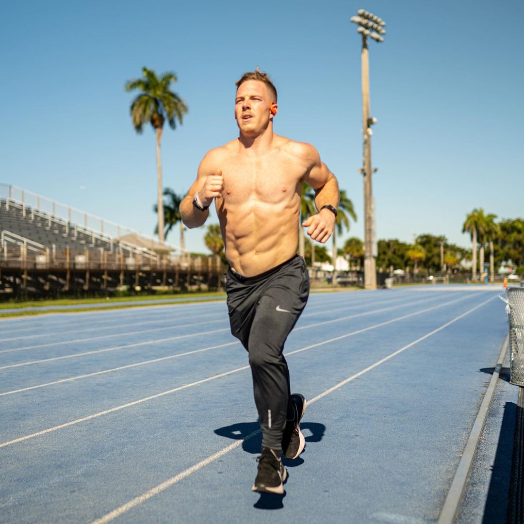 Shirtless fit guys running - GAYFRIENDSCHAT.com