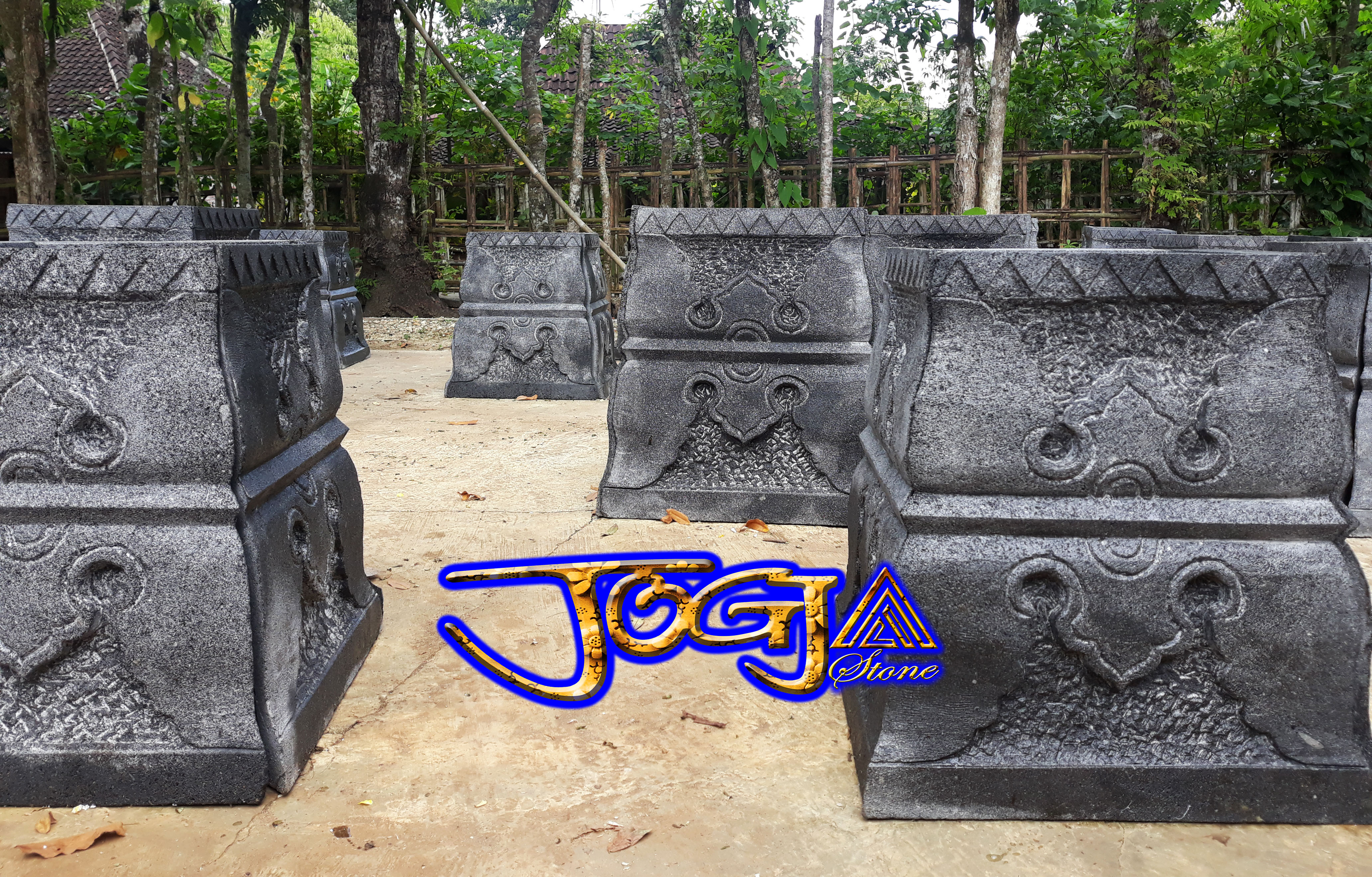 umpak dari batu candi hitam