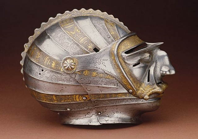 Korok csodái: Grotesque helmet and other parade helmet / Groteszk és ...