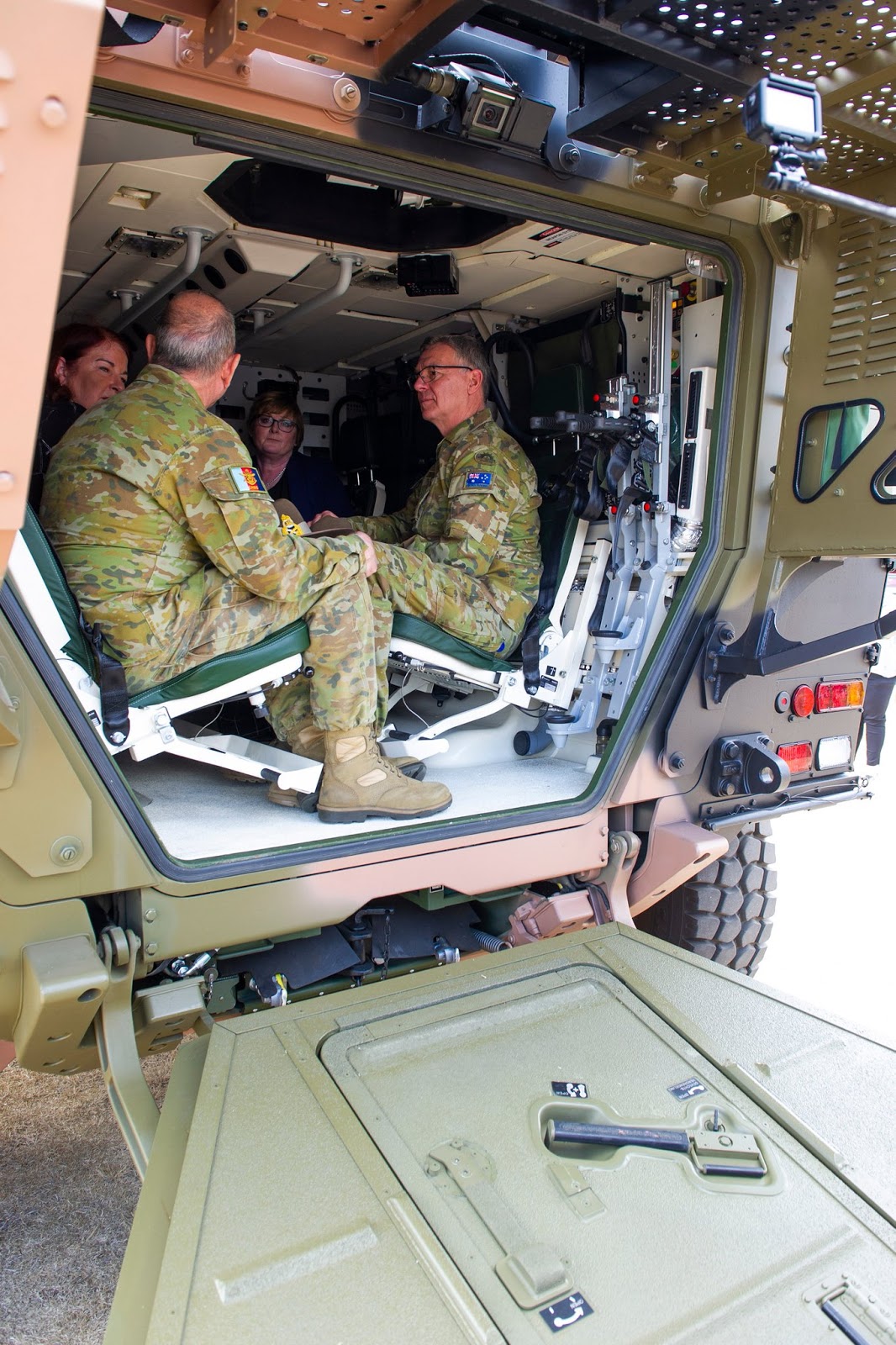 AAG_th บันทึกประจำวัน: ออสเตรเลียรับมอบยานเกราะล้อยาง Boxer เยอรมนีคันแรก