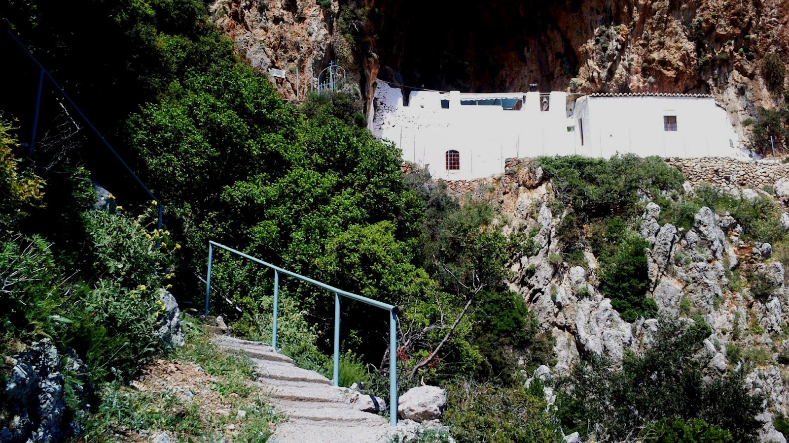 ΤΟΠΟΘΕΤΗΣΗ ΚΙΓΚΛΙΔΩΜΑΤΩΝ ΣΤΟ ΜΟΝΟΠΑΤΙ ΤΟΥ ΑΙ ΓΙΑΝΝΗ ~ ΒΕΛΑΝΙΔΙΑ