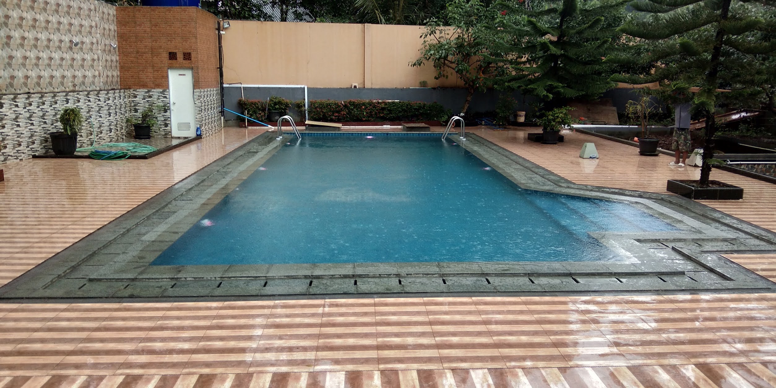 KOLAM RENANG OVERFLOW ~ KONTRAKTOR KOLAM RENANG