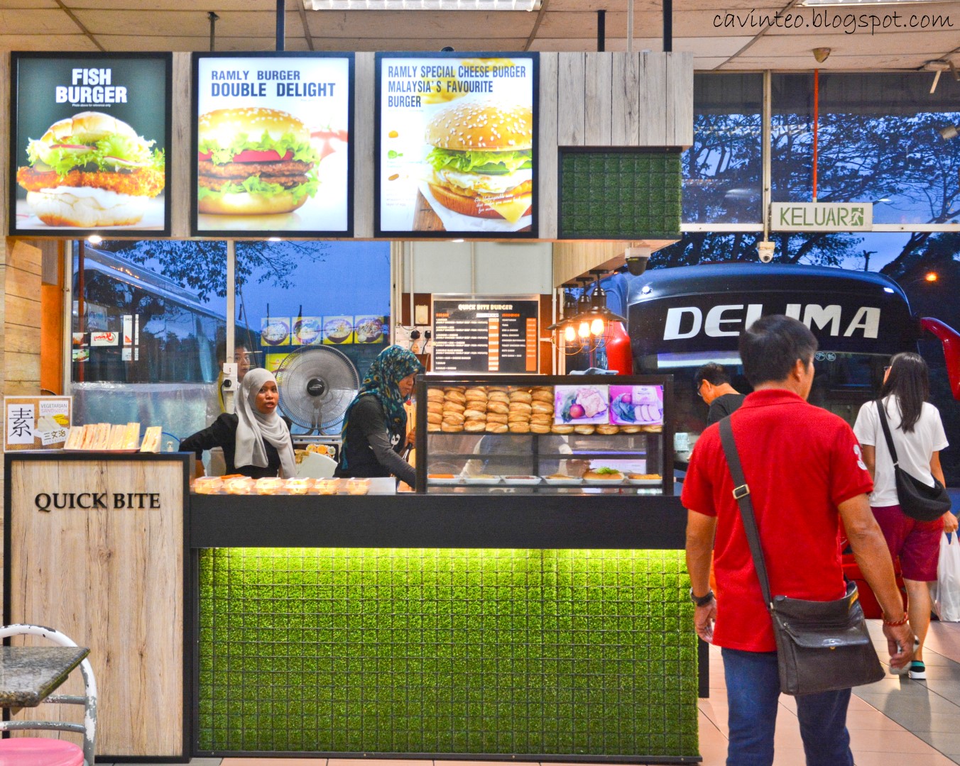 Entree Kibbles: The Delicious Ramly Burger from Ming Ang Food Court ...