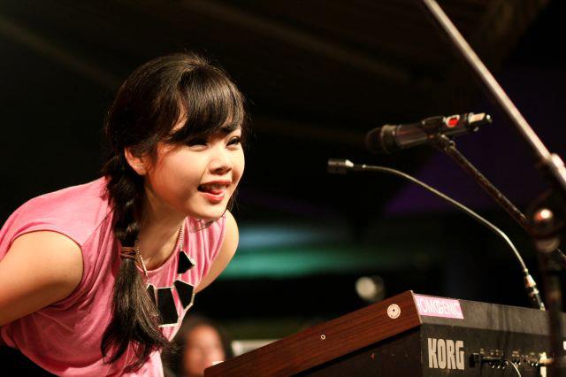 Blog Putri Cantik: Koleksi Foto Cewek Cantik di Dunia Musik Indie Indonesia