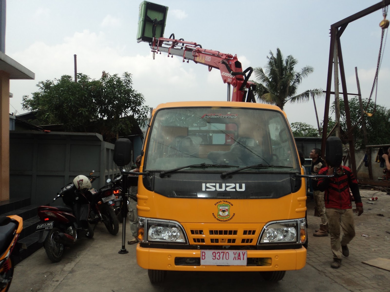 KAROSERI DUMP TRUCK , HIBLOW DAN CONCRETE MIXER