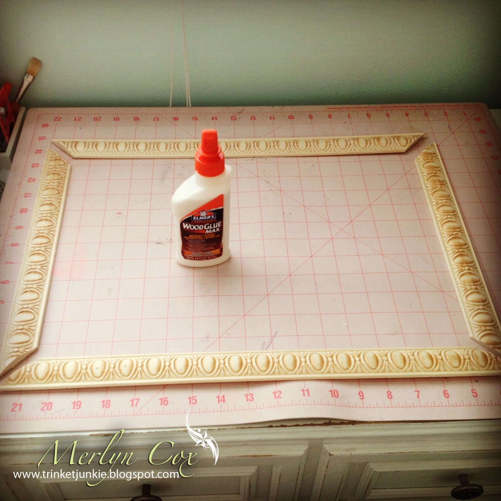 Trinket Junkie: Shabby Chic Monitor Frame Tutorial