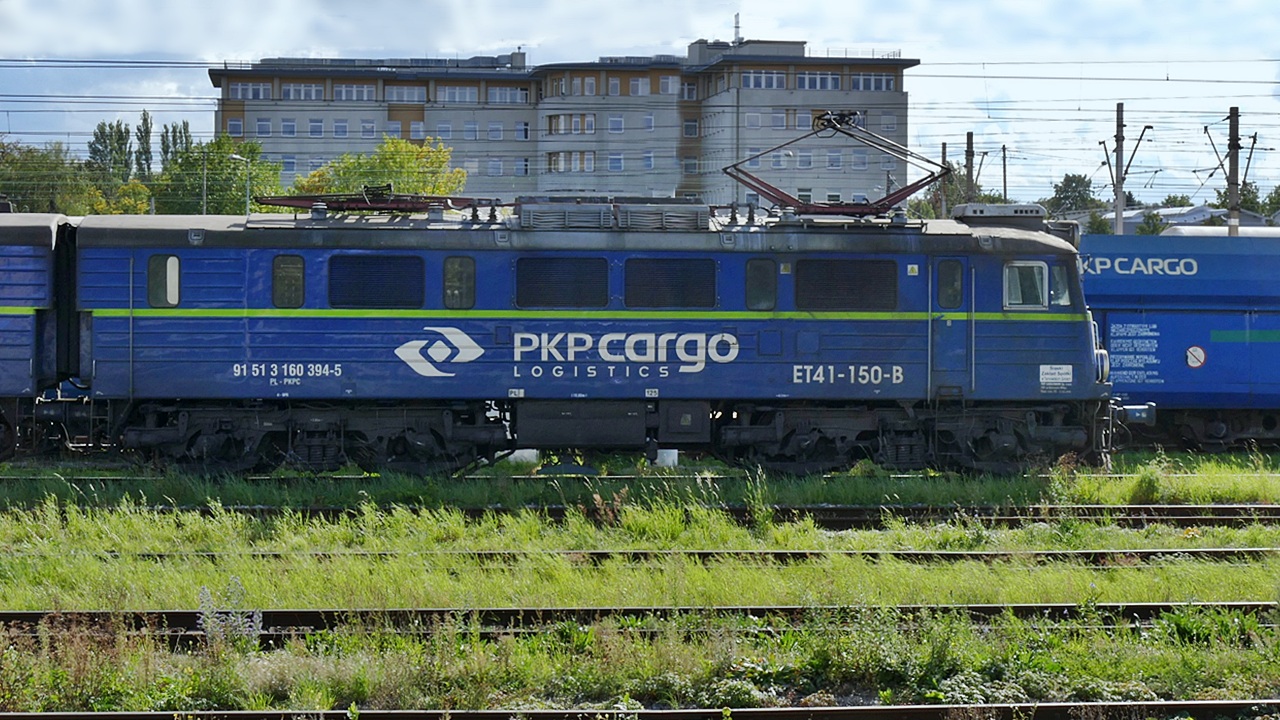 Zmodernizowana ET41-150 manewruje po herbskiej stacji | Kolejowe Kielce