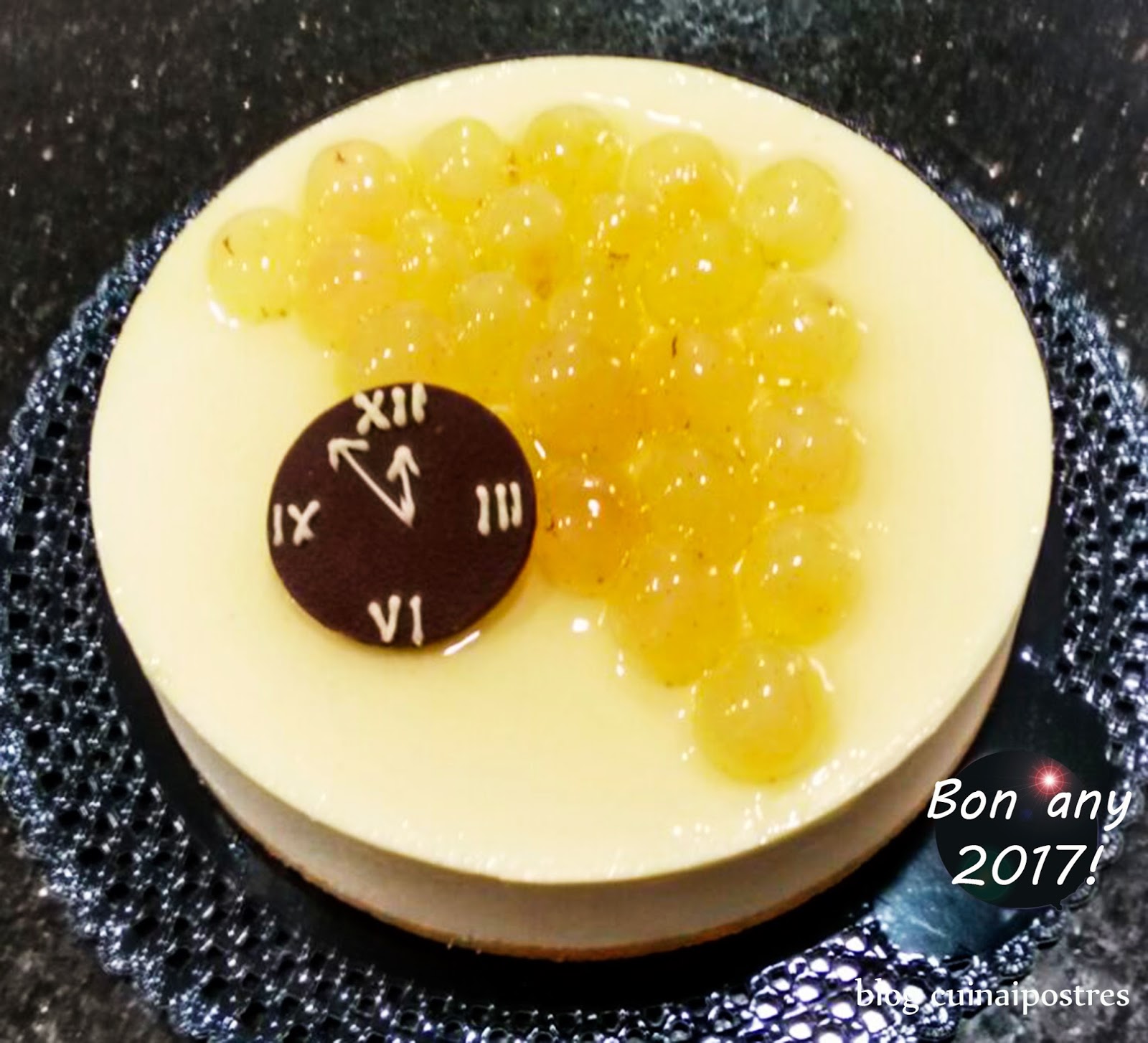 Cuina i postres : Mousse de llima decorat amb grans de raïm