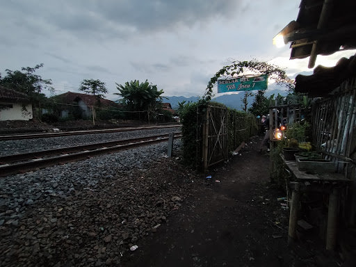 Jajan di Seblak Rel Teh Ineu Ciawi, sensasi makan seblak sambil Lihat ...