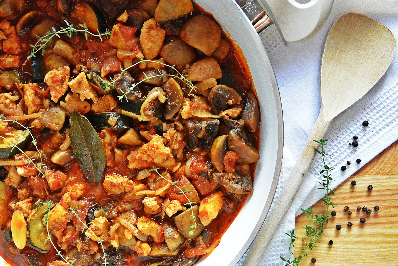 My Chcemy Jeść: Gulasz z kurczakiem i pieczarkami