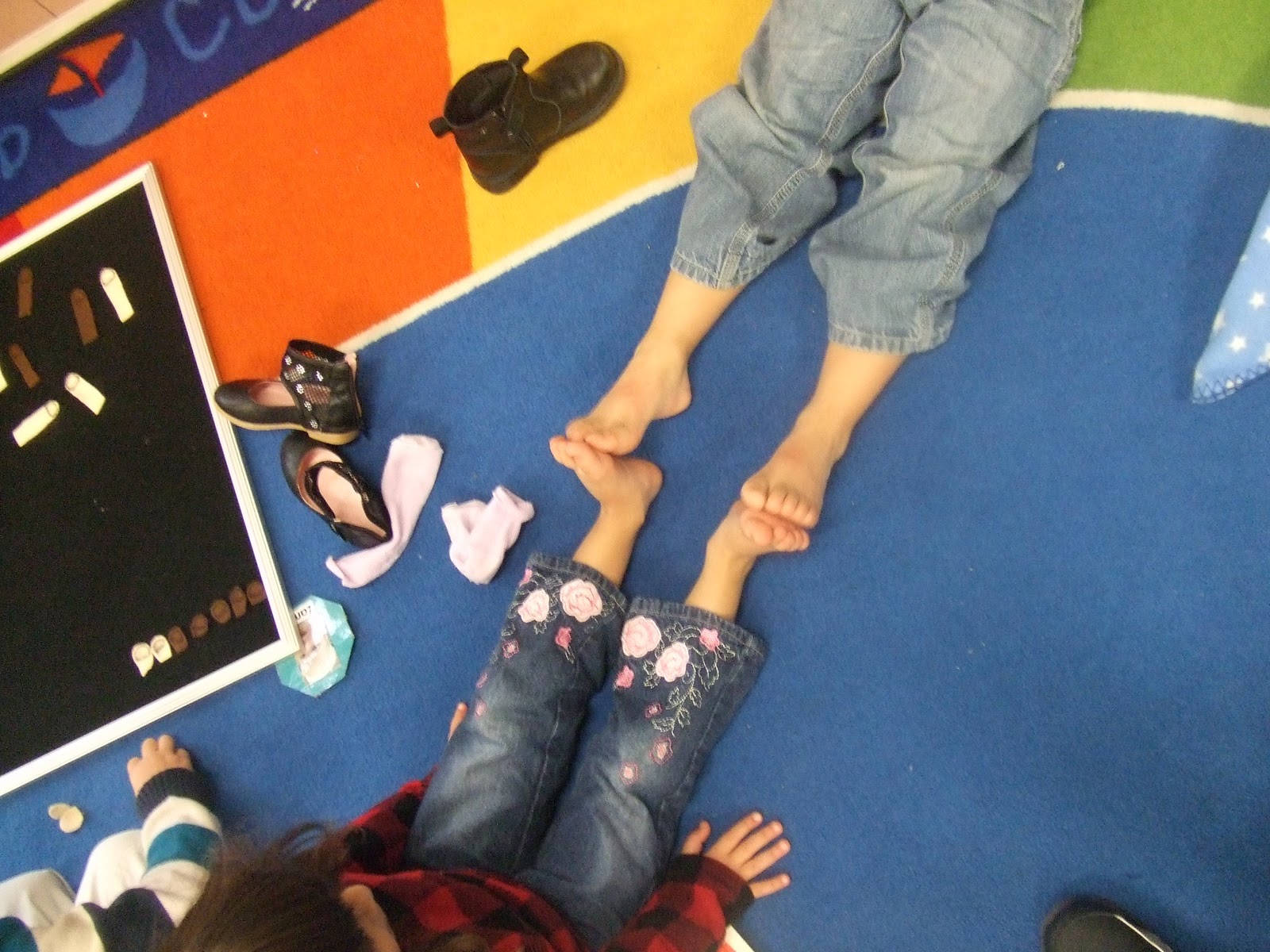 Cachey Mama's World of Learning: Fingers, Toes and Homes around the World