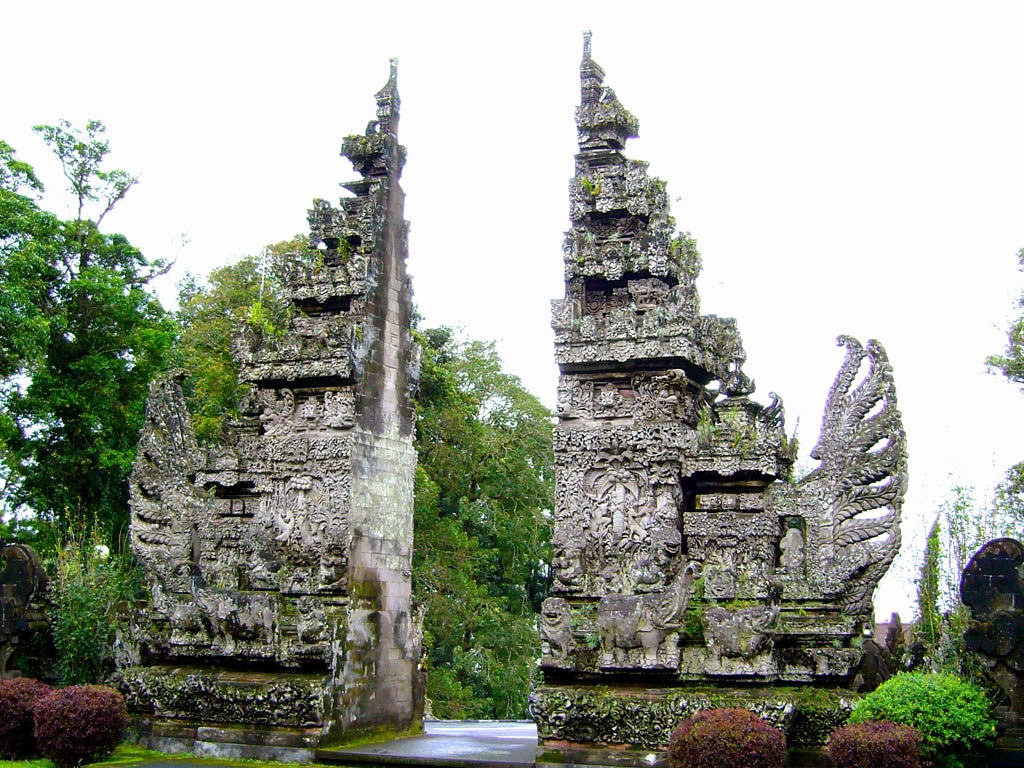 Bali Free Information: Candi Bentar Balinese Welcoming Gate